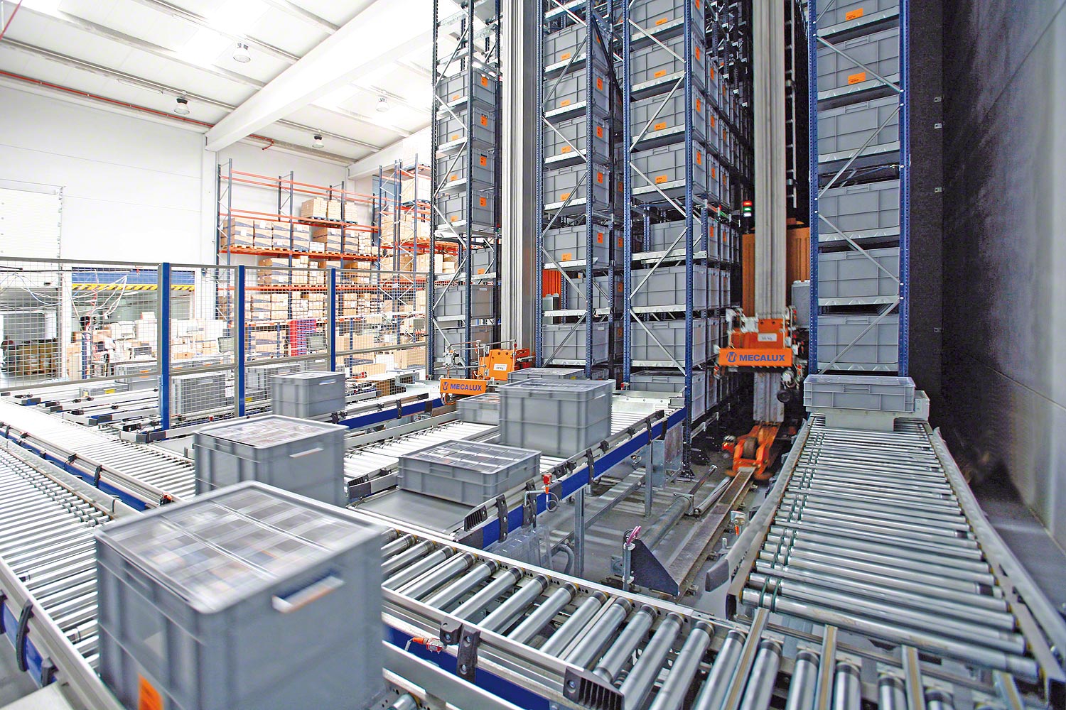 Box Conveyor Systems | Case Conveyors | Mecalux.co.uk