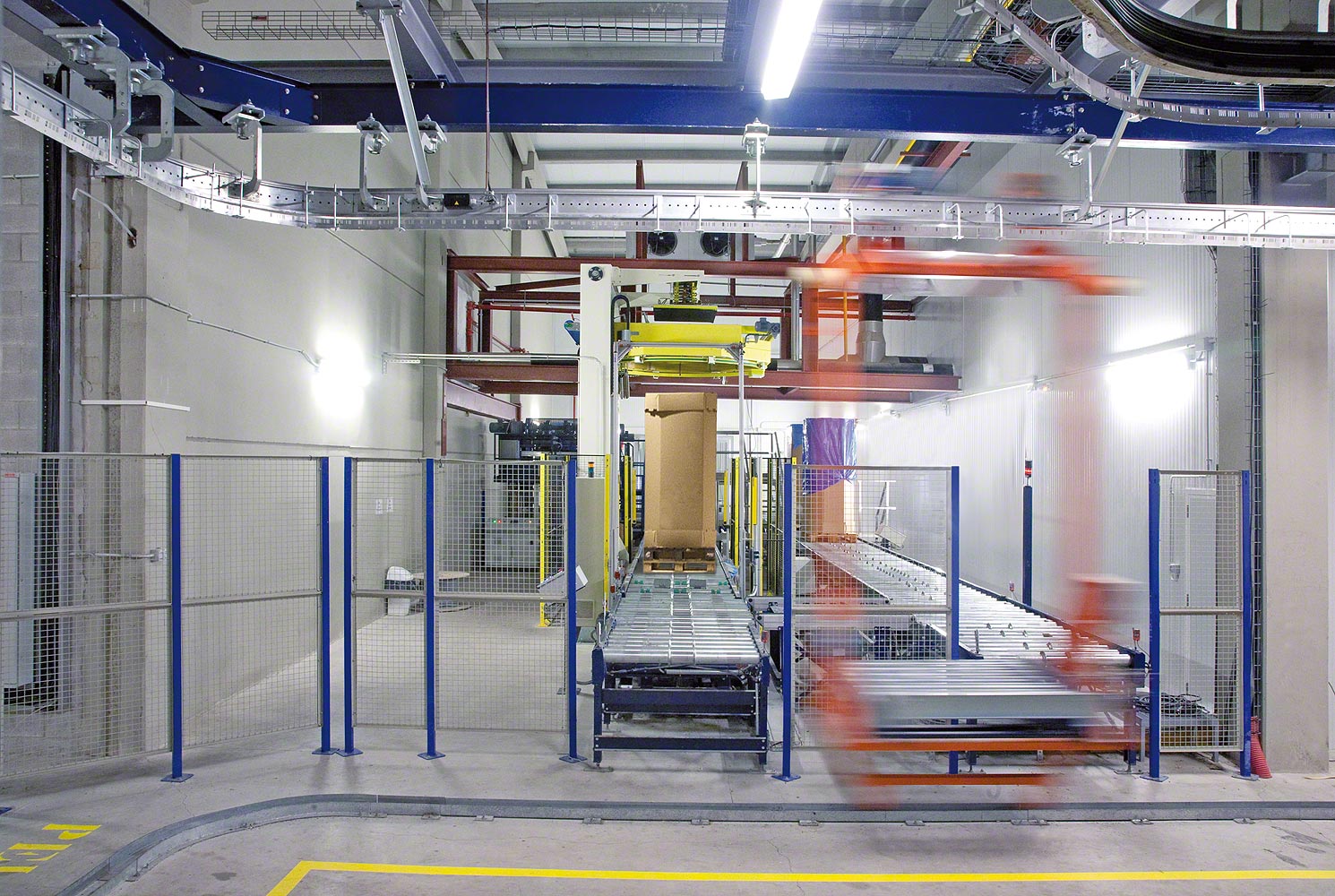 Pallet Conveyor Systems | Automated Warehouse for Pallets - Mecalux.co.uk