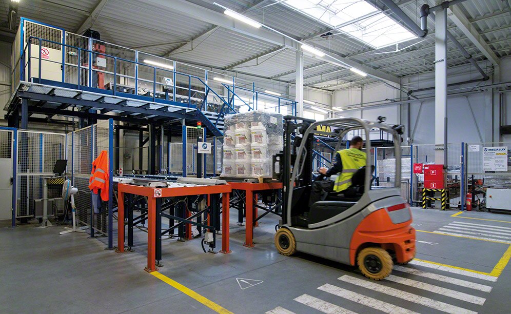 Clad-rack warehouse of chemical company Lakma - Mecalux.co.uk