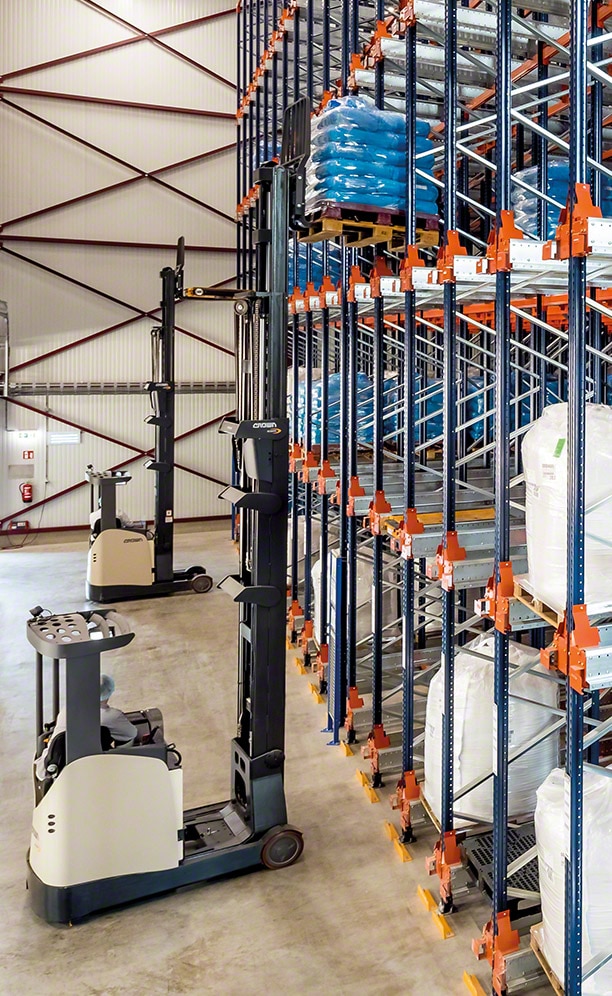 Powdered ingredients storage Huijbrefts Groep - Mecalux.co.uk