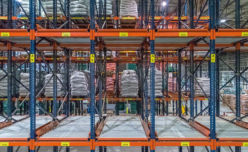 Fresh fruit warehouse of Coto in Argentina - Mecalux.co.uk
