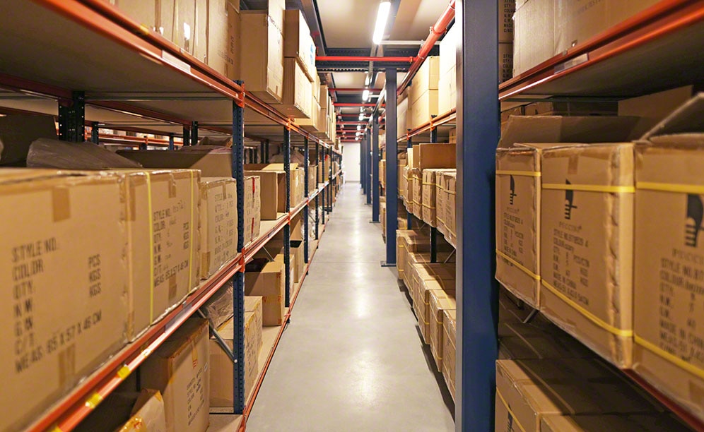 Puccini: mezzanine floor for handbags and suitcases - Mecalux.co.uk