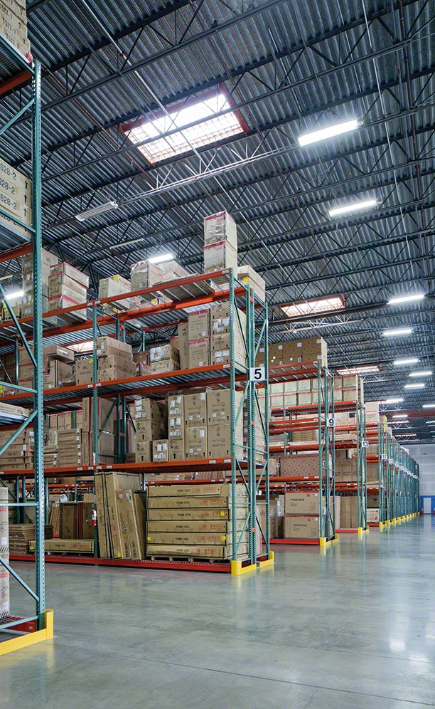 The narrow aisle warehouse of Rana Furniture - Mecalux.co.uk