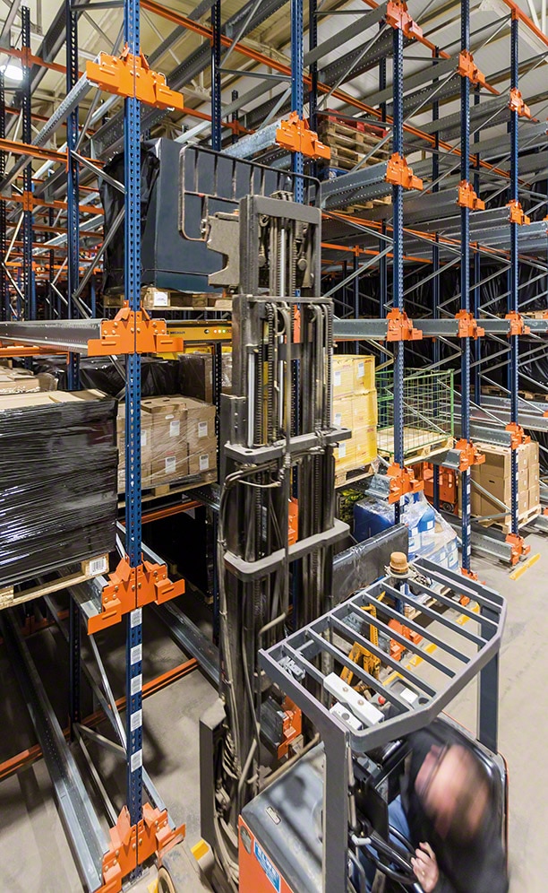 Storage in documental archive company - Mecalux.co.uk