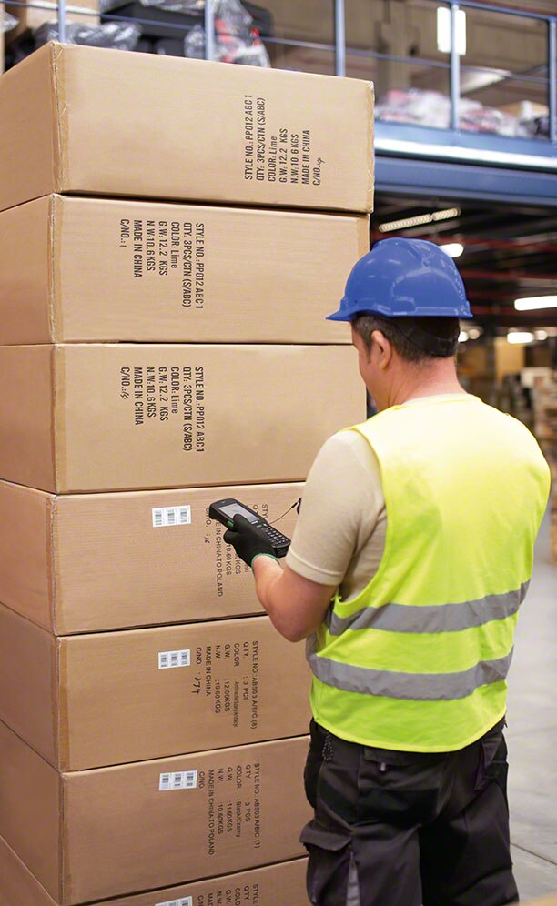 Puccini: mezzanine floor for handbags and suitcases - Mecalux.co.uk