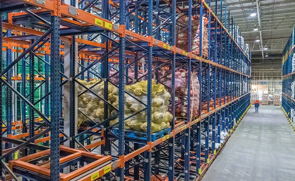 Fresh fruit warehouse of Coto in Argentina - Mecalux.co.uk