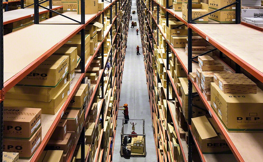 Racking solution for automobile spare parts - Mecalux.co.uk