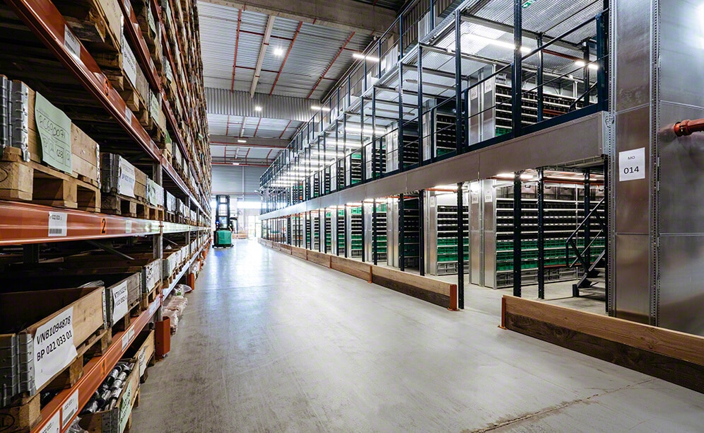 Kverneland warehouse with farming machinery - Mecalux.co.uk