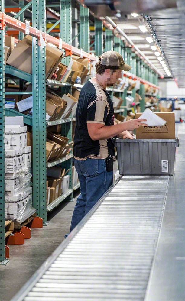 Picking warehouse of Benco Dental in the USA - Mecalux.co.uk