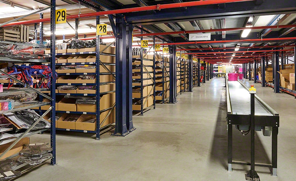 Deguisetoi.fr’s costume warehouse - Mecalux.co.uk