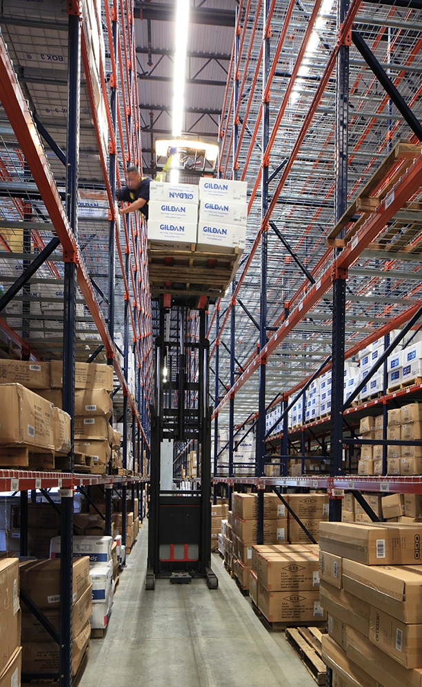 Example of high-rise pallet racking at the SanMar warehouse – Mecalux.co.uk