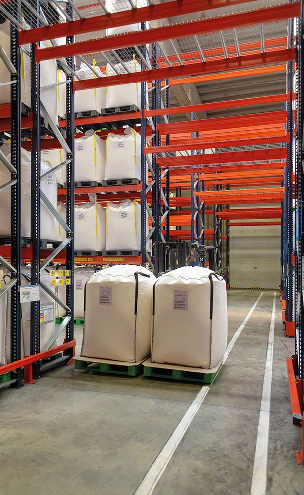 Warehouse of the logistics operator Van Moer - Mecalux.co.uk