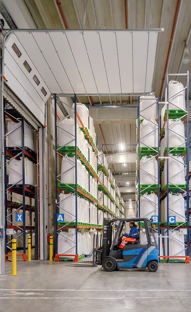 Warehouse of the logistics operator Van Moer - Mecalux.co.uk