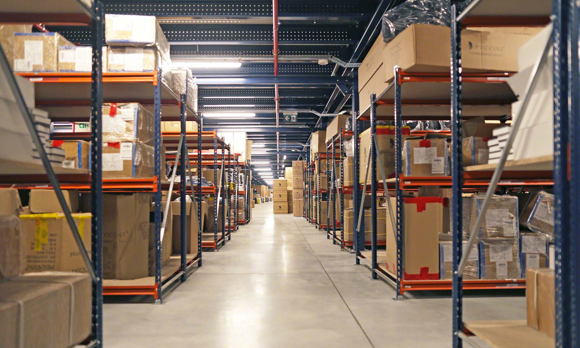 Puccini: mezzanine floor for handbags and suitcases - Mecalux.co.uk