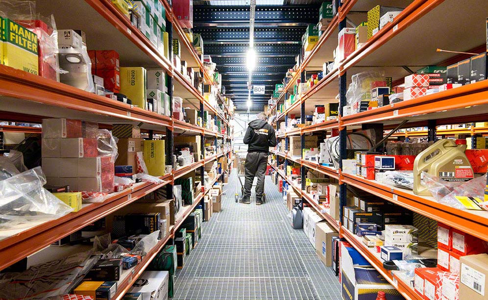 Motores: warehouse for car spare parts - Mecalux.co.uk