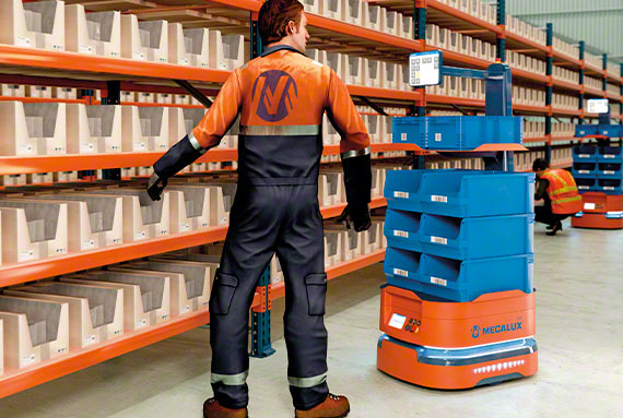 Autonomous Mobile Robots (AMRs) - Mecalux.co.uk