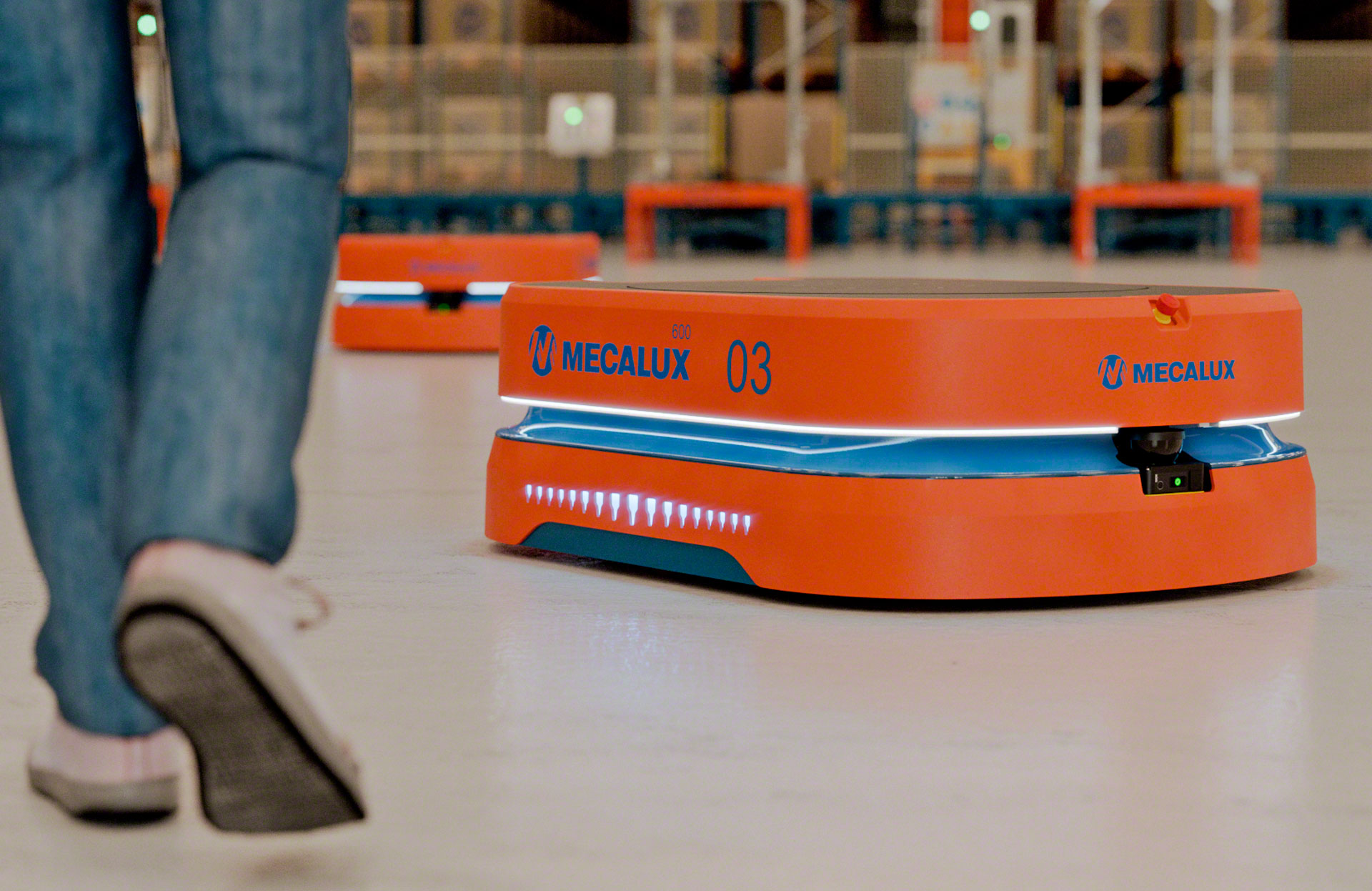 Autonomous Mobile Robots (AMRs) - Mecalux.co.uk Autonomous Mobile Robots (AMRs) - Mecalux.co.uk