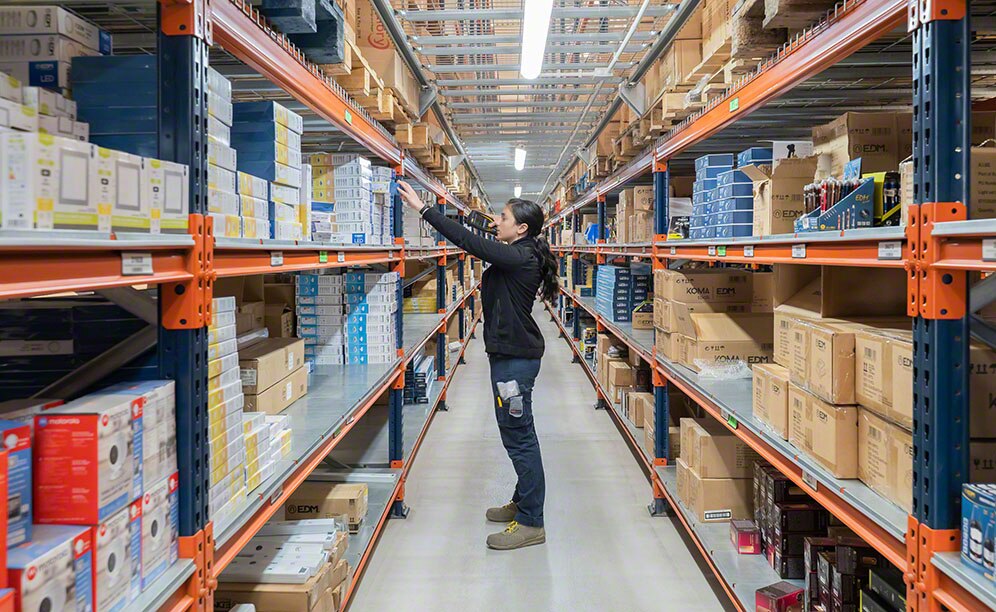 Elektro3: warehouse for hardware shop products - Mecalux.co.uk