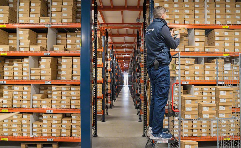 Gioseppo's modern shoe warehouse - Mecalux.co.uk