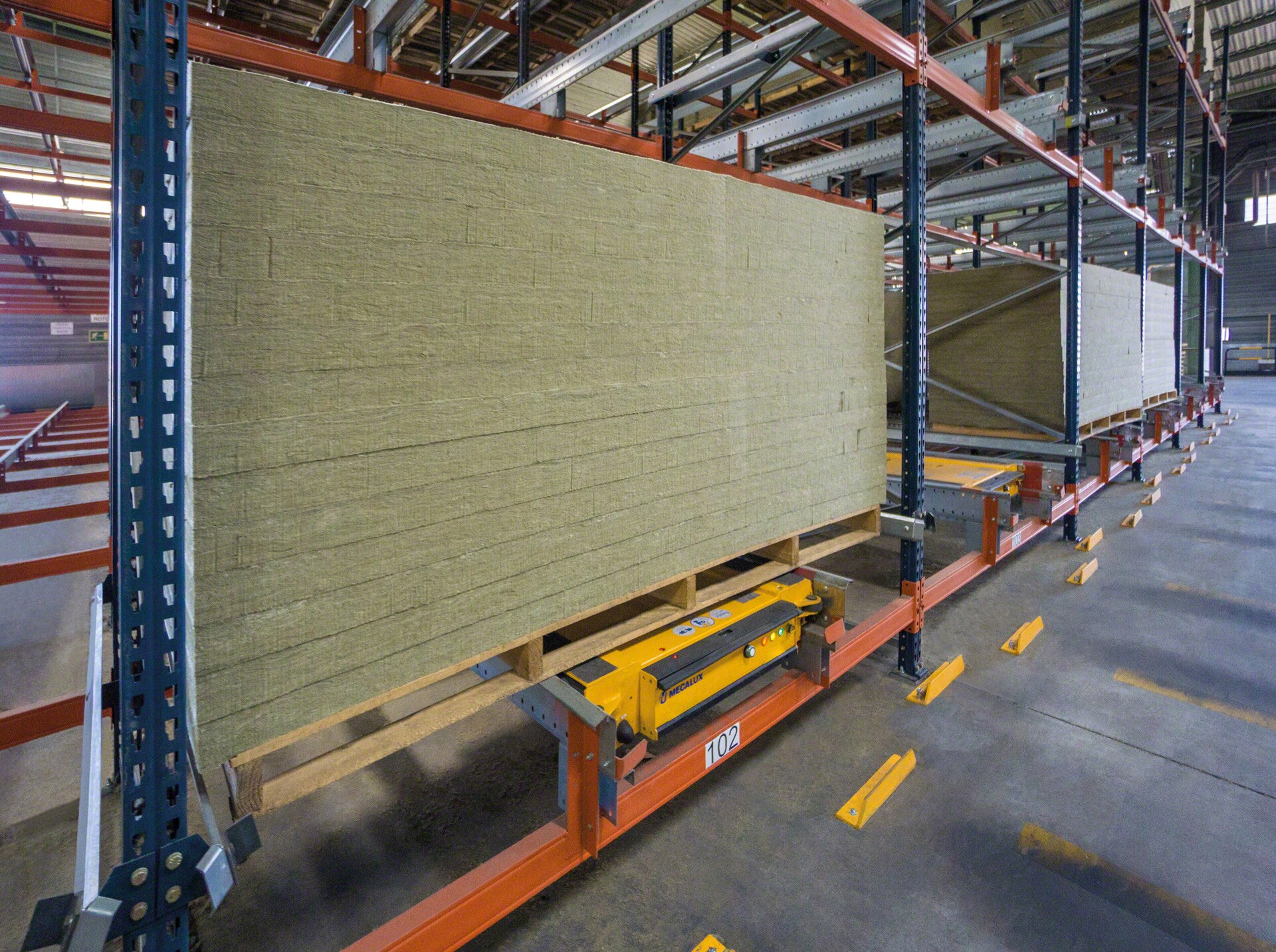 Pallet Shuttle - Mecalux.co.uk