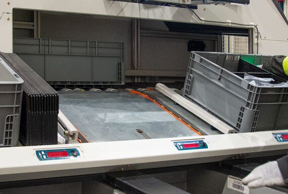 High-Performance Pick Station - Mecalux.co.uk